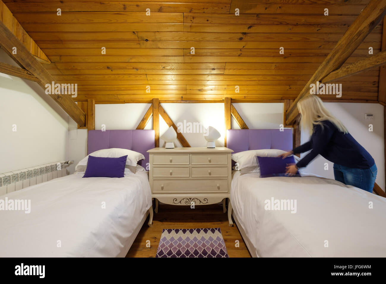 Making bed hi-res stock photography and images - Alamy