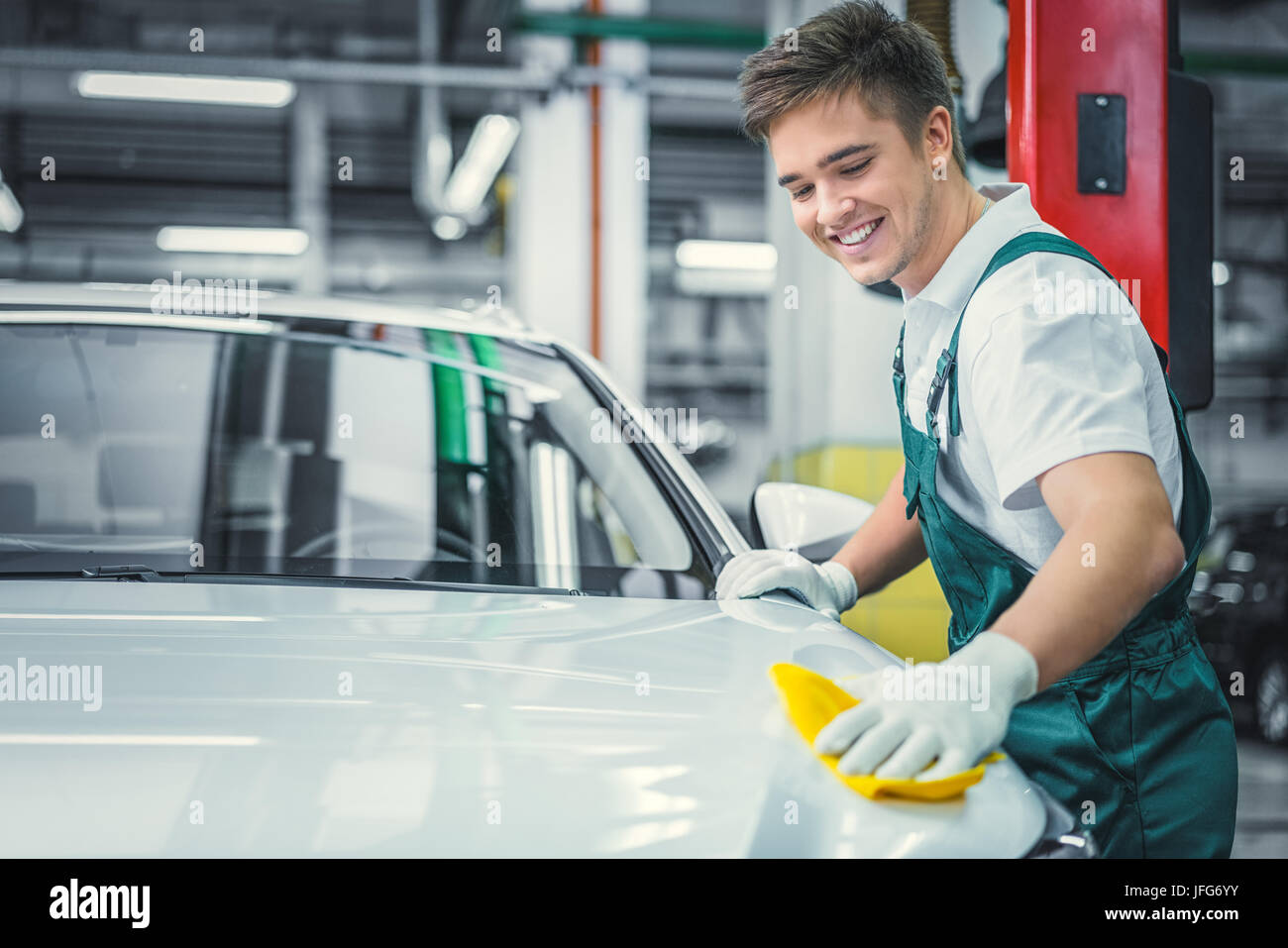 Mechanic smiling hi-res stock photography and images - Alamy
