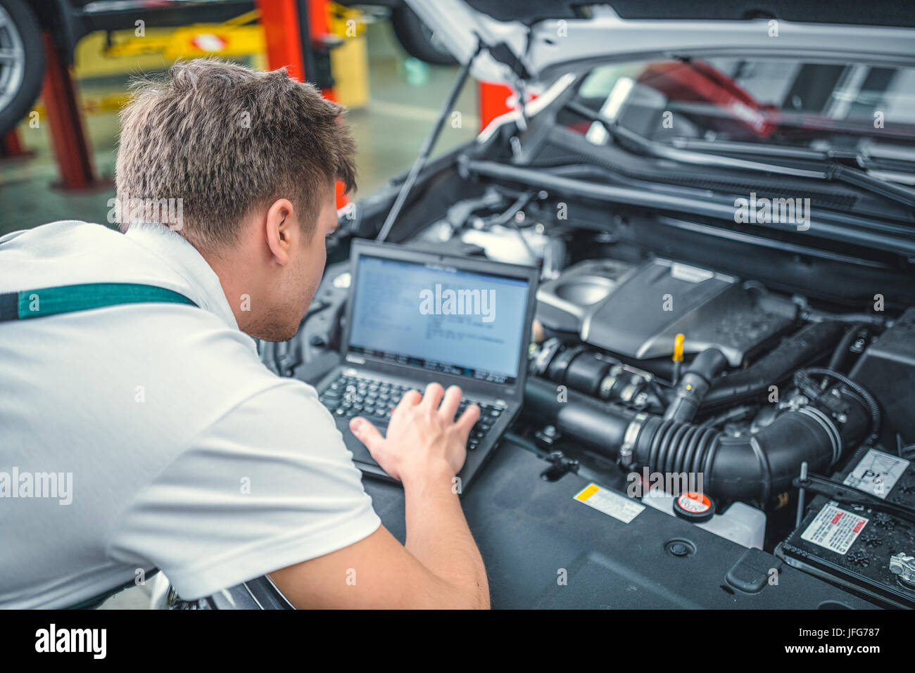 Kfz mechatroniker hi-res stock photography and images - Alamy