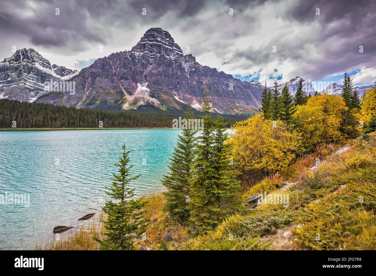 In banff national park river hi-res stock photography and images - Alamy