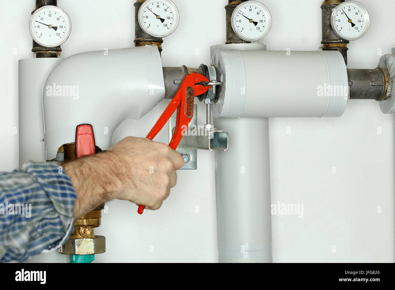 Man repairing home hi-res stock photography and images - Alamy