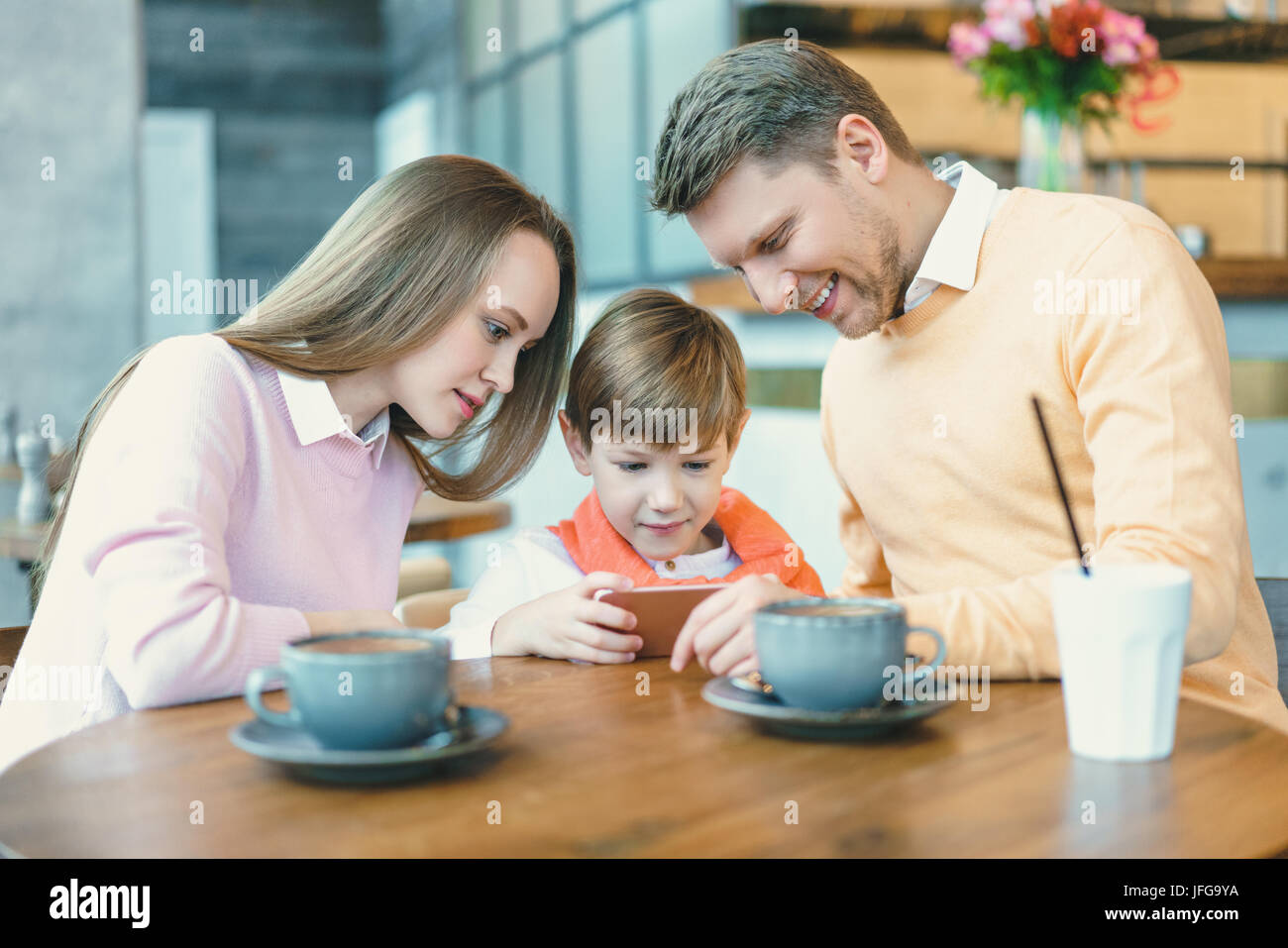 Family meeting table hi-res stock photography and images - Alamy