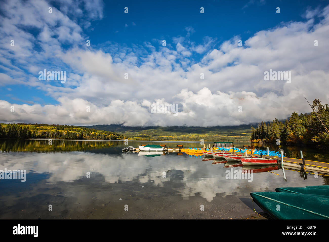 Pyramid mountain and Pyramid Lake Stock Photo - Alamy
