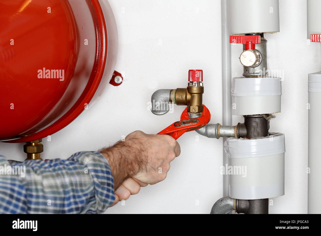worker is mounting Stock Photo - Alamy