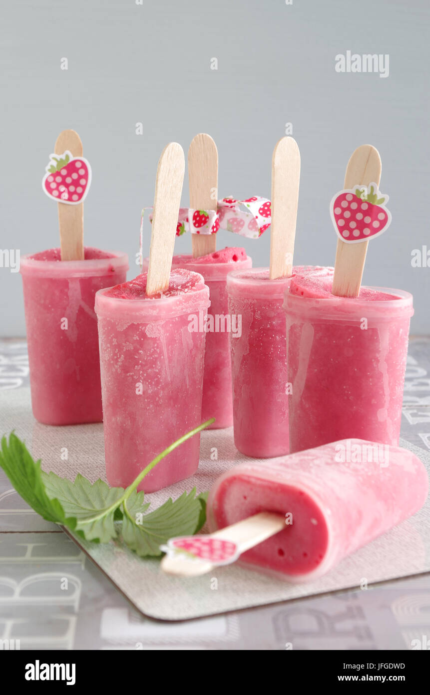 homemade strawberry popsicle Stock Photo - Alamy