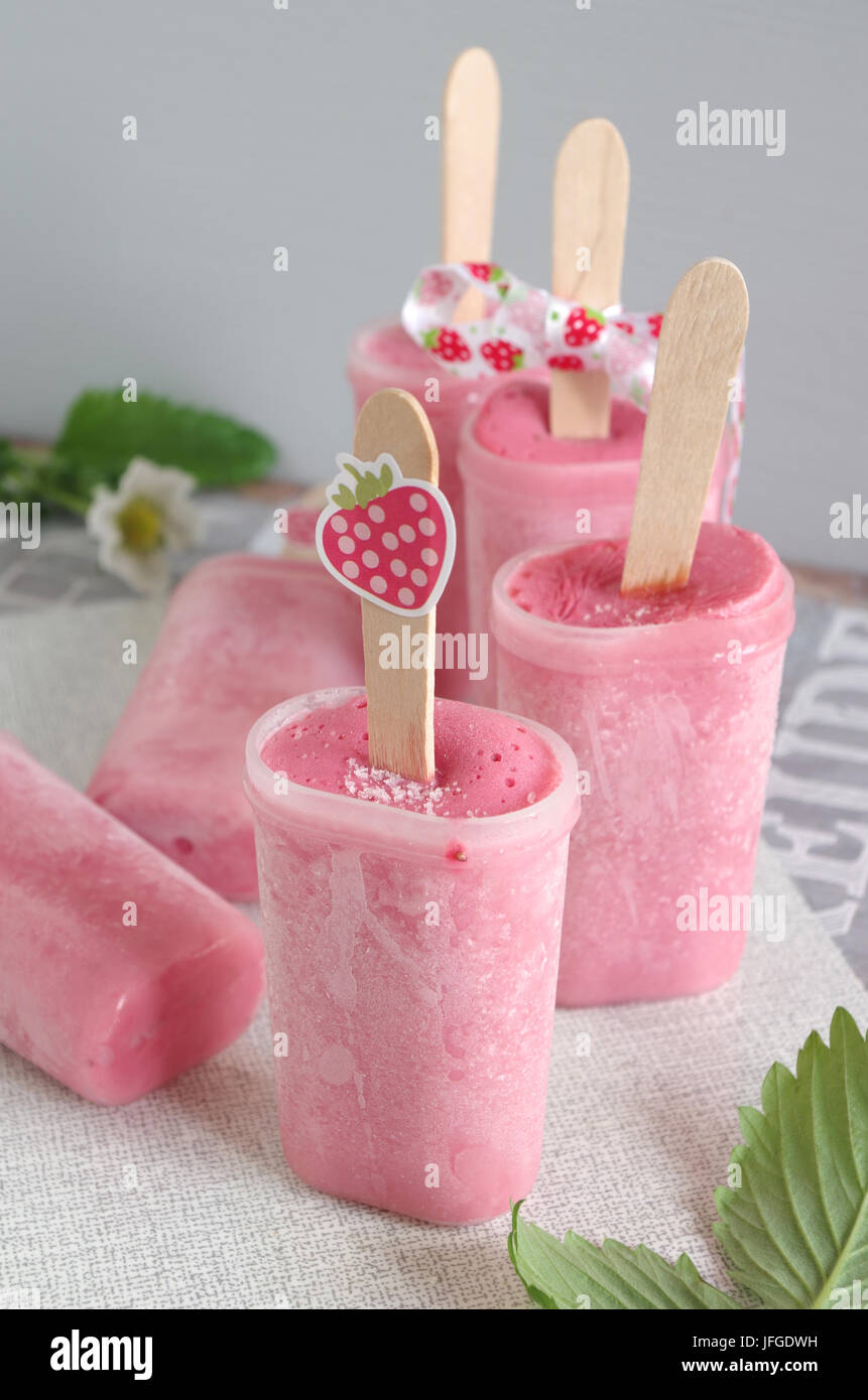 homemade strawberry popsicle Stock Photo - Alamy