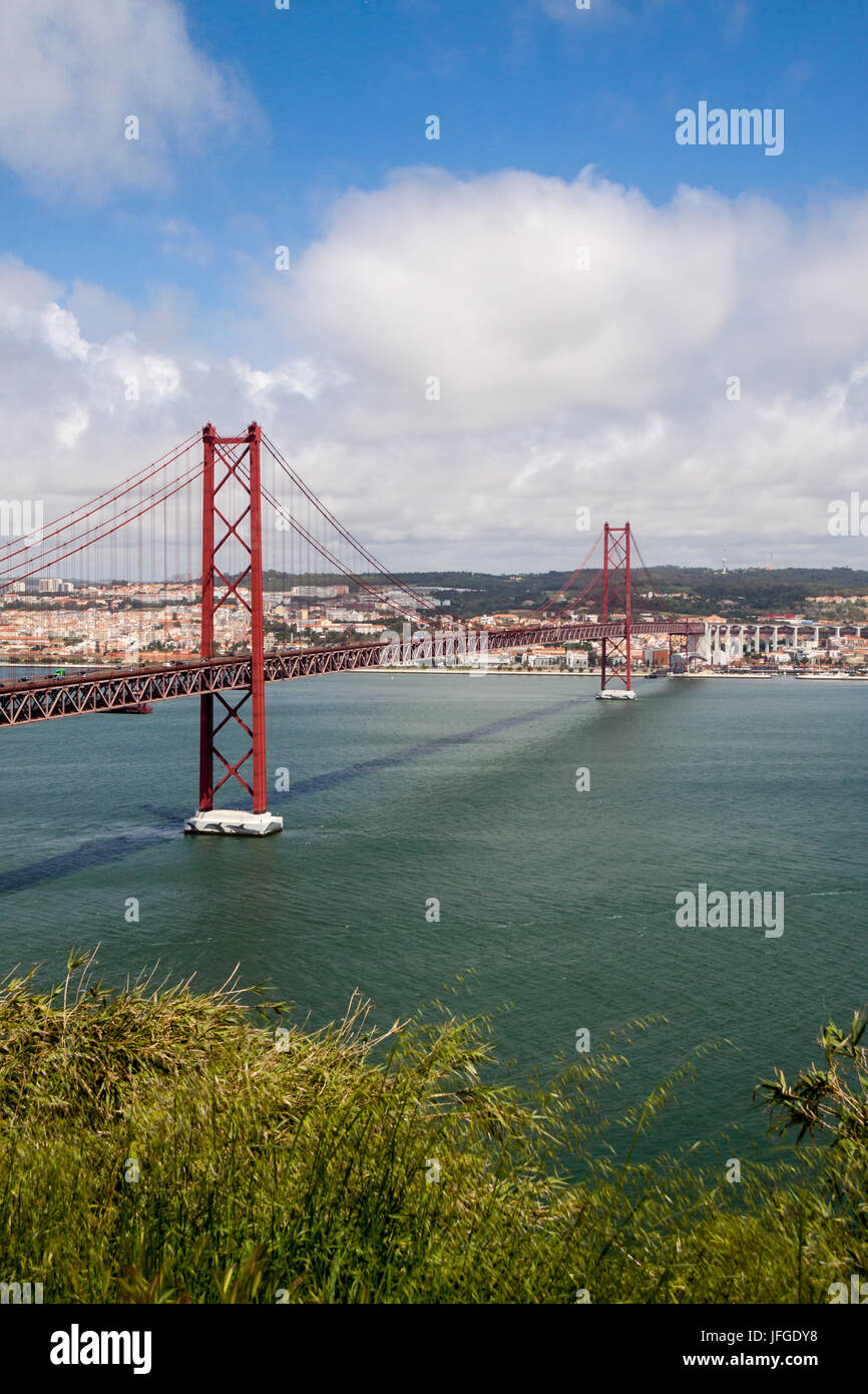Ponte 25 de abril train hi-res stock photography and images - Alamy