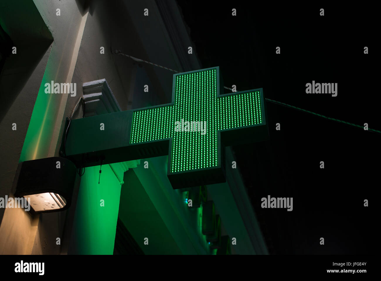 Green pharmacy cross sign night hi-res stock photography and images - Alamy