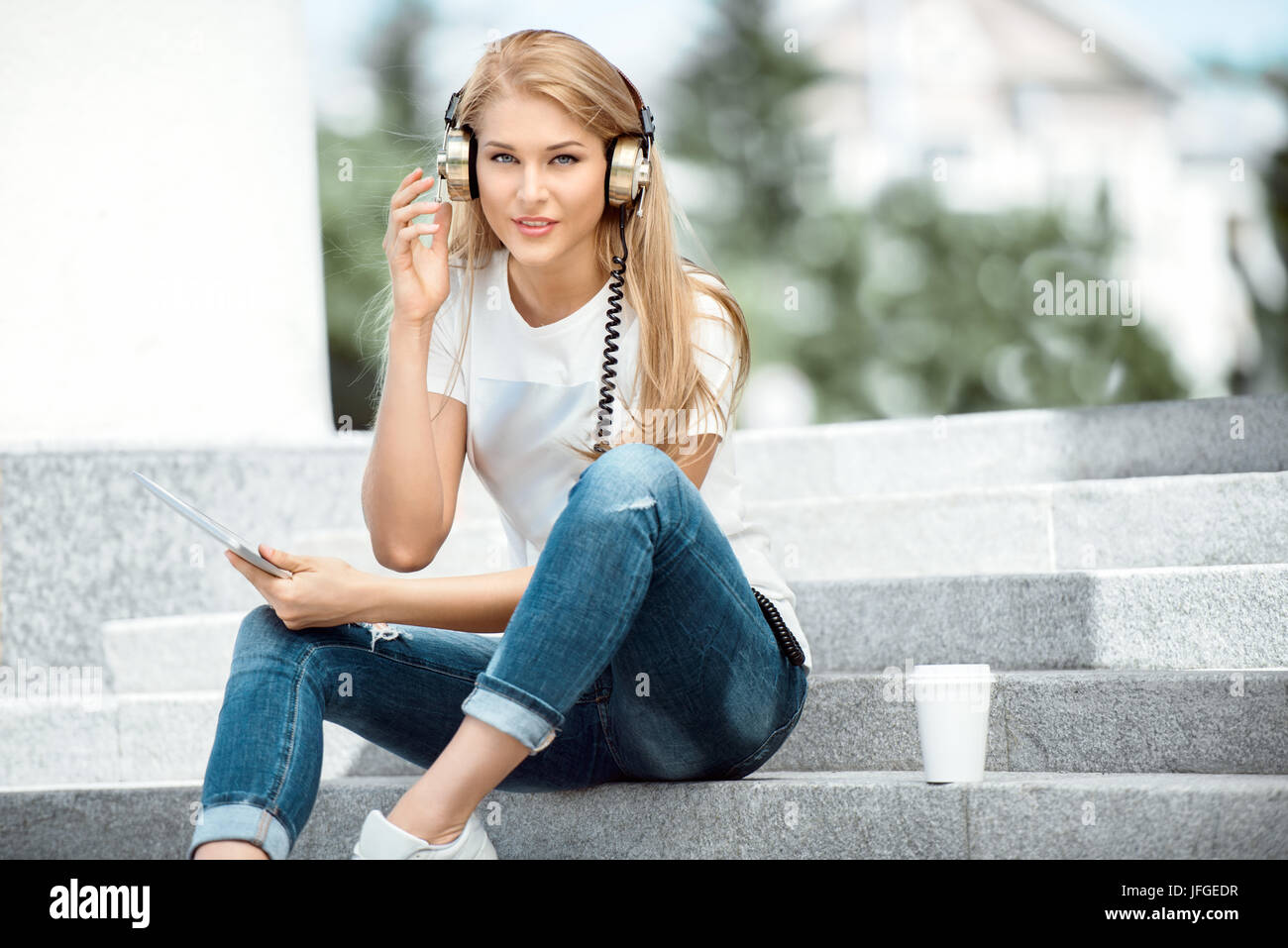 Listen to music urban hi-res stock photography and images - Alamy