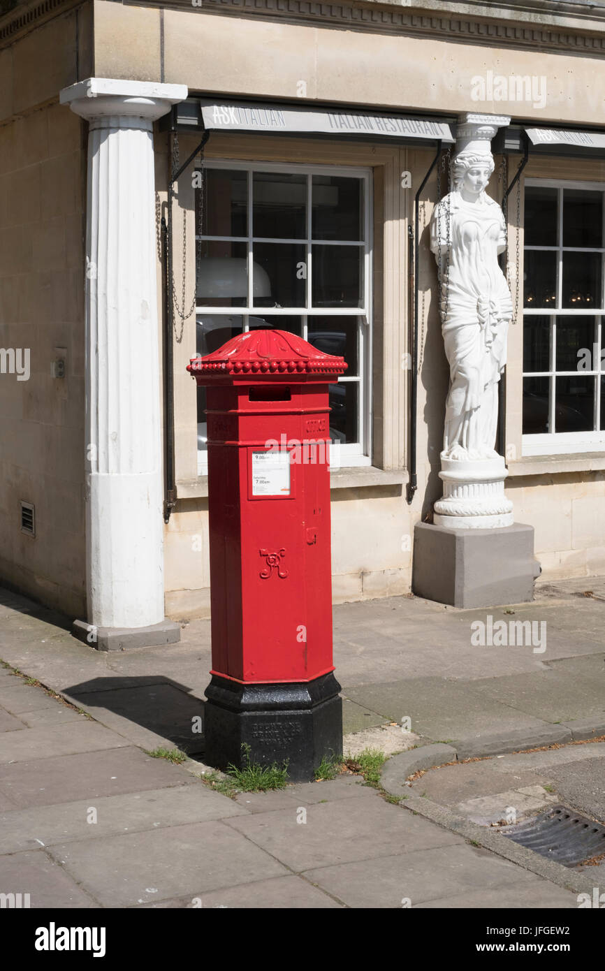 Victorian red pillar box hi-res stock photography and images - Alamy