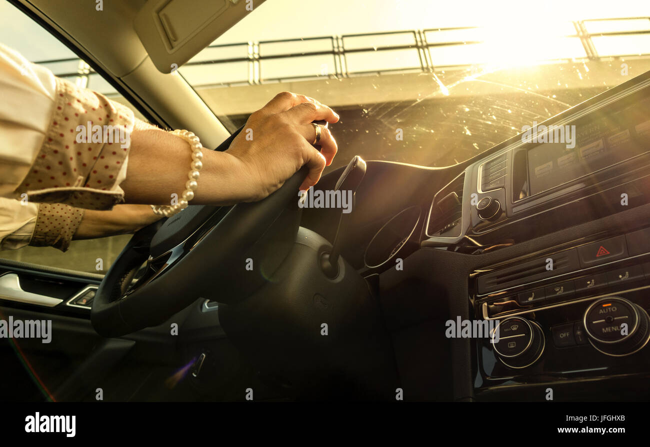 Frau am steuer hi-res stock photography and images - Alamy