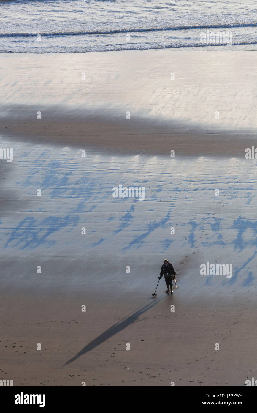 Man metal detecting on scarborough hi-res stock photography and images ... Man metal detecting on scarborough hi-res stock photography and images ...