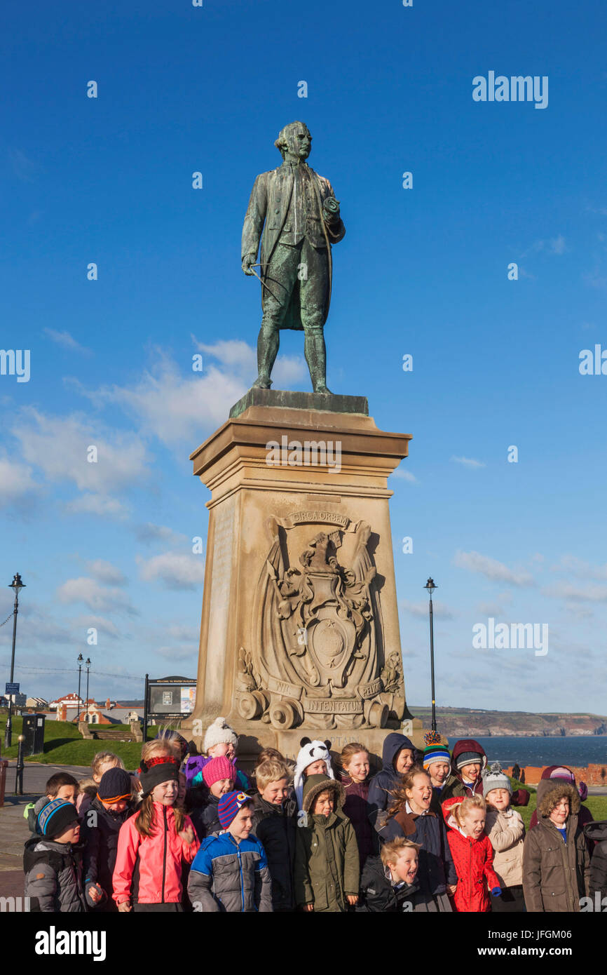 Captain cook statue and school children hi-res stock photography and ...