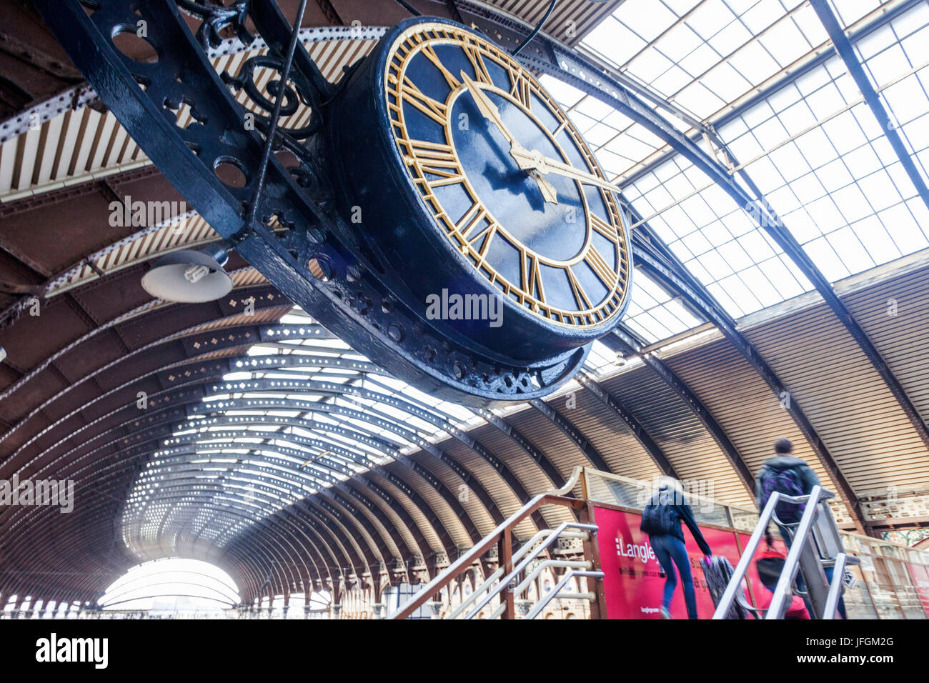 Station clock platform hi-res stock photography and images - Alamy