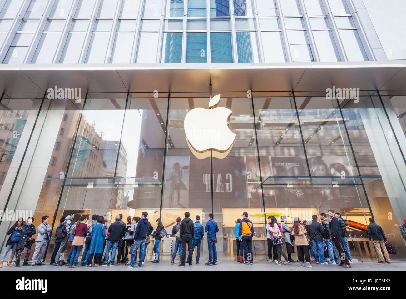 China, Shanghai, Nanjing Road, Apple Store Stock Photo - Alamy
