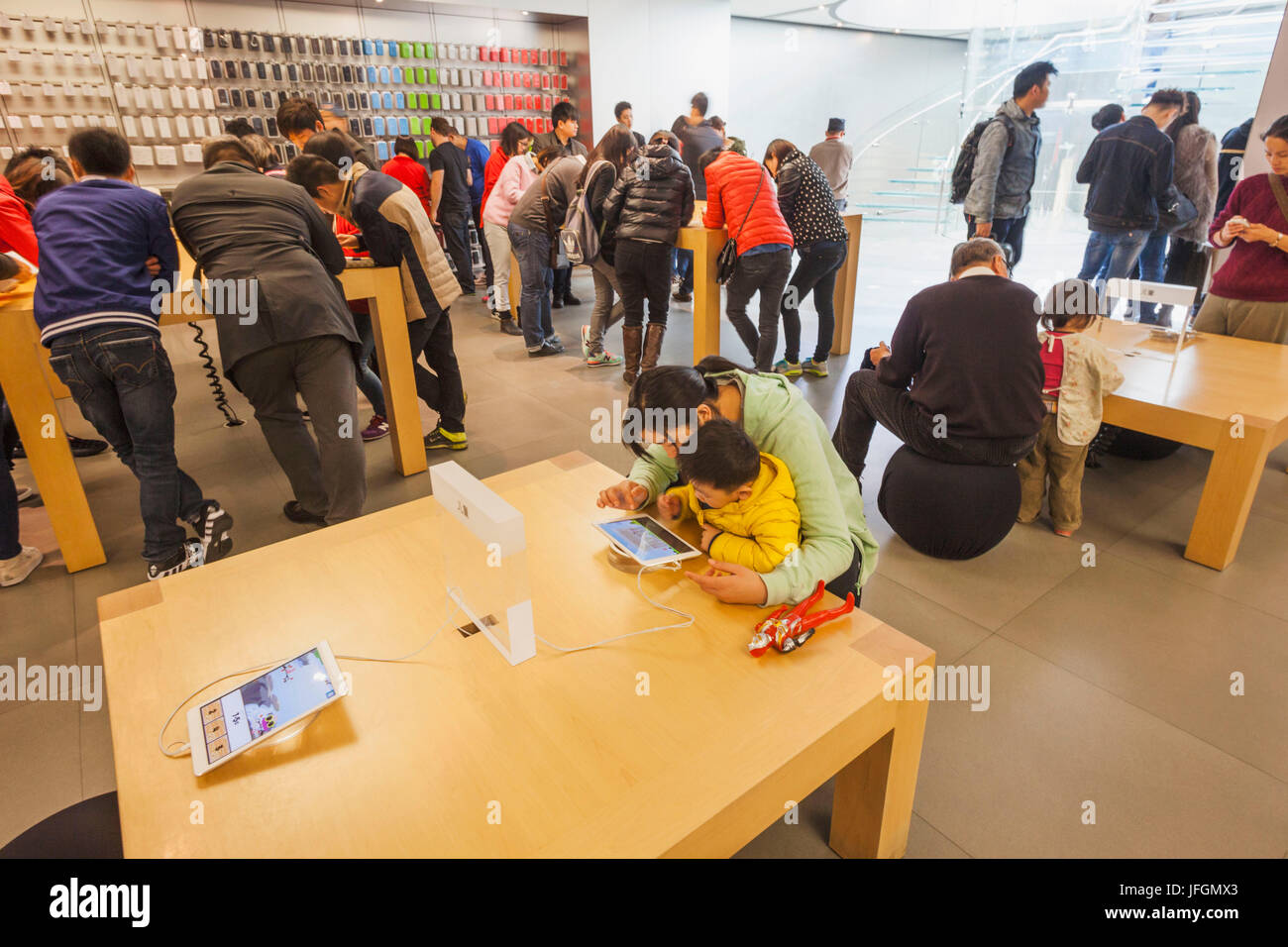 Apple computer store interior hi-res stock photography and images - Alamy