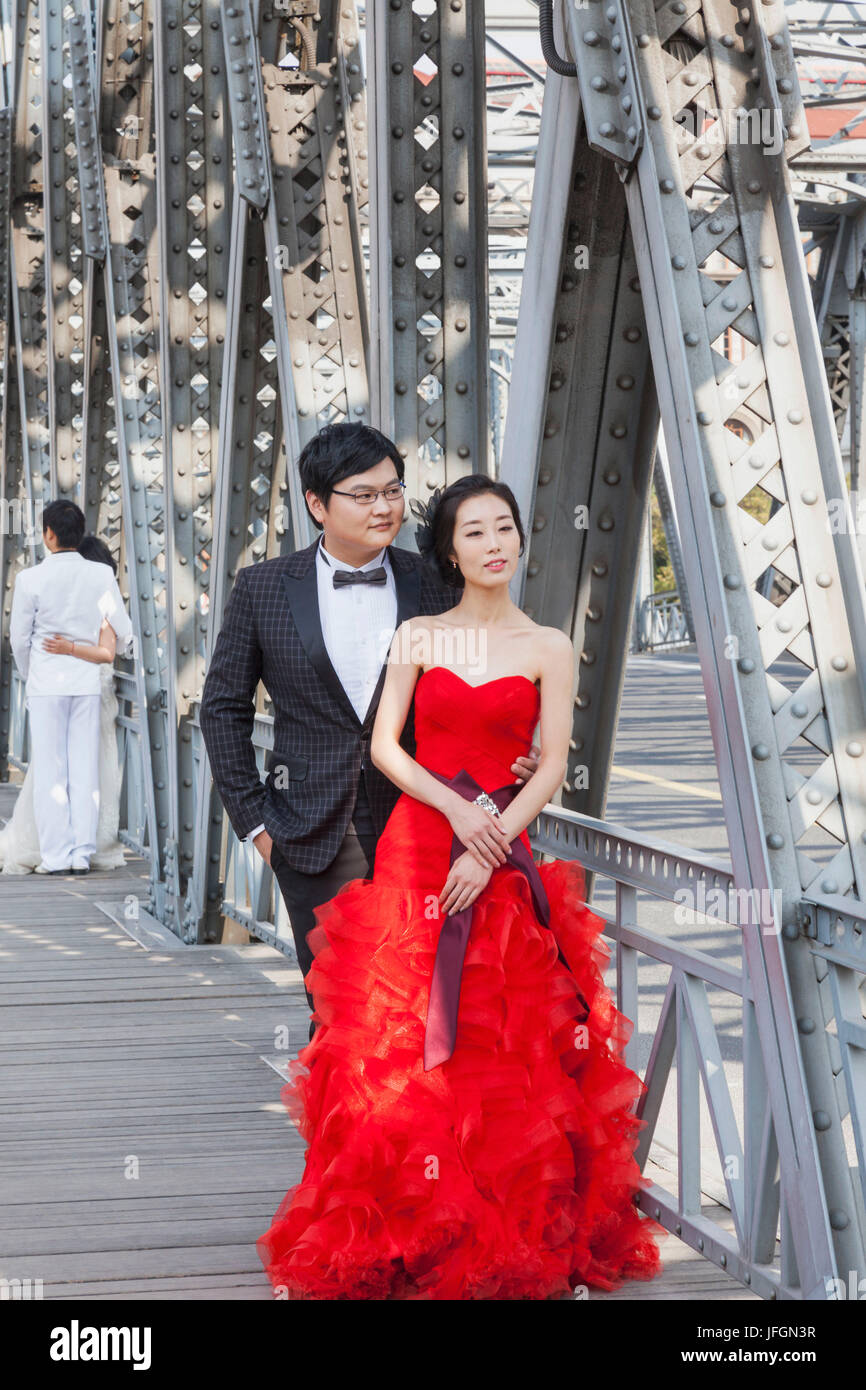 China, Shanghai, The Bund, Wedding Couple on Waibadu Bridge aka Garden ...