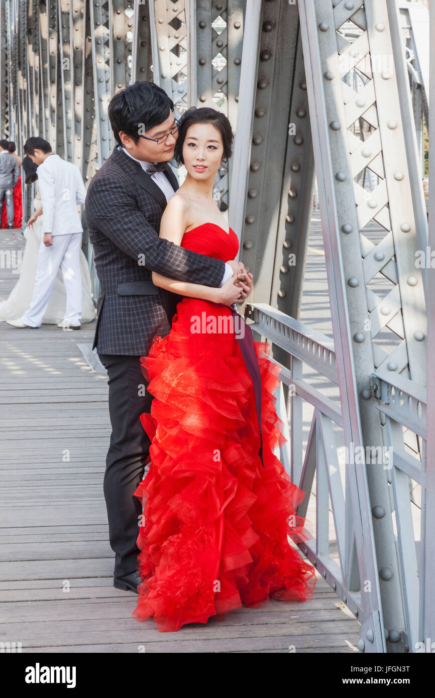 China, Shanghai, The Bund, Wedding Couple on Waibadu Bridge aka Garden ...