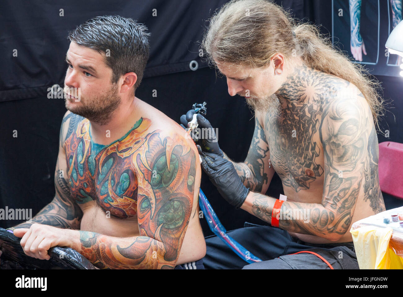 Tattooing hi-res stock photography and images - Alamy