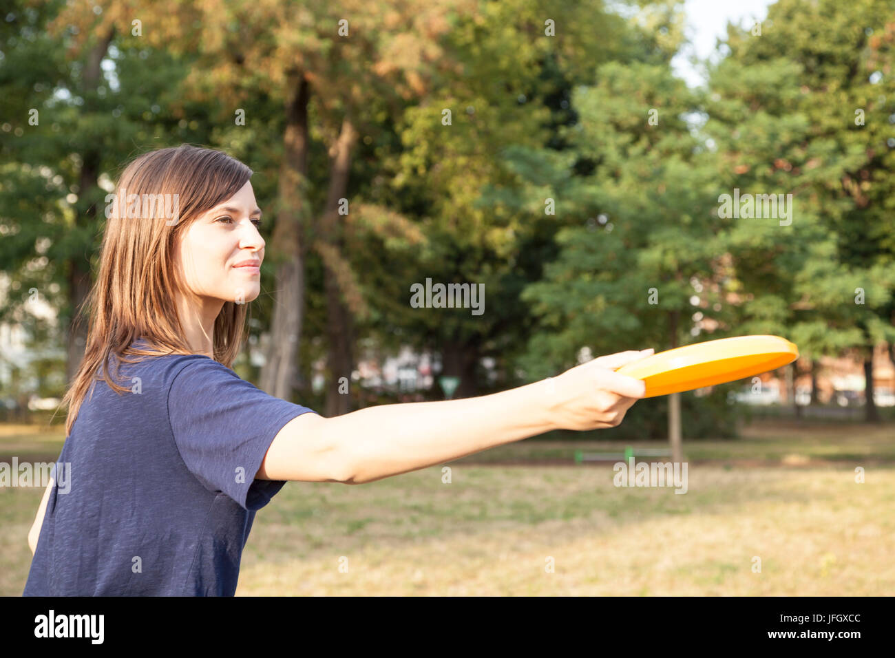 Young woman plays frisbee Stock Photo - Alamy