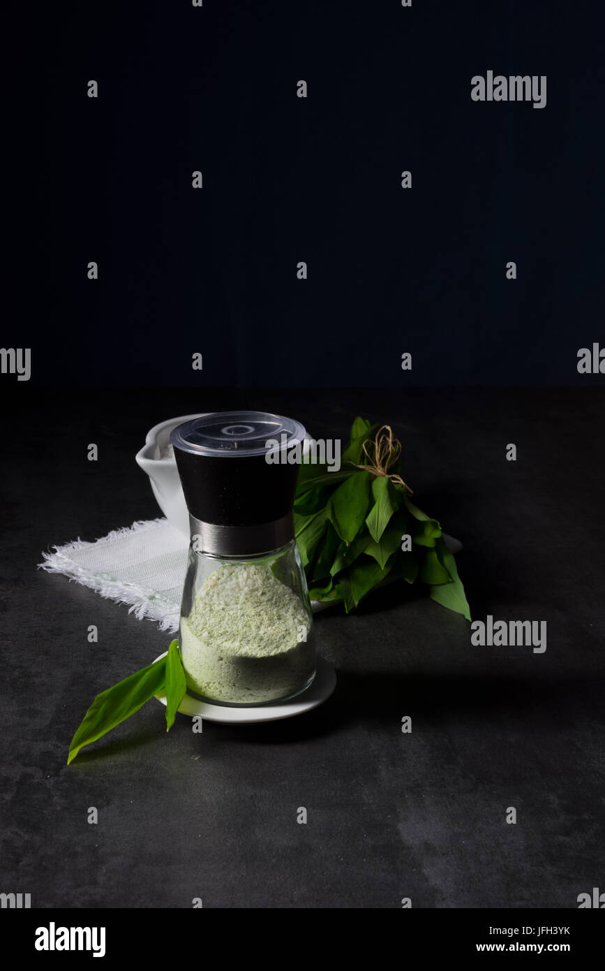 Wild garlic salt Stock Photo - Alamy