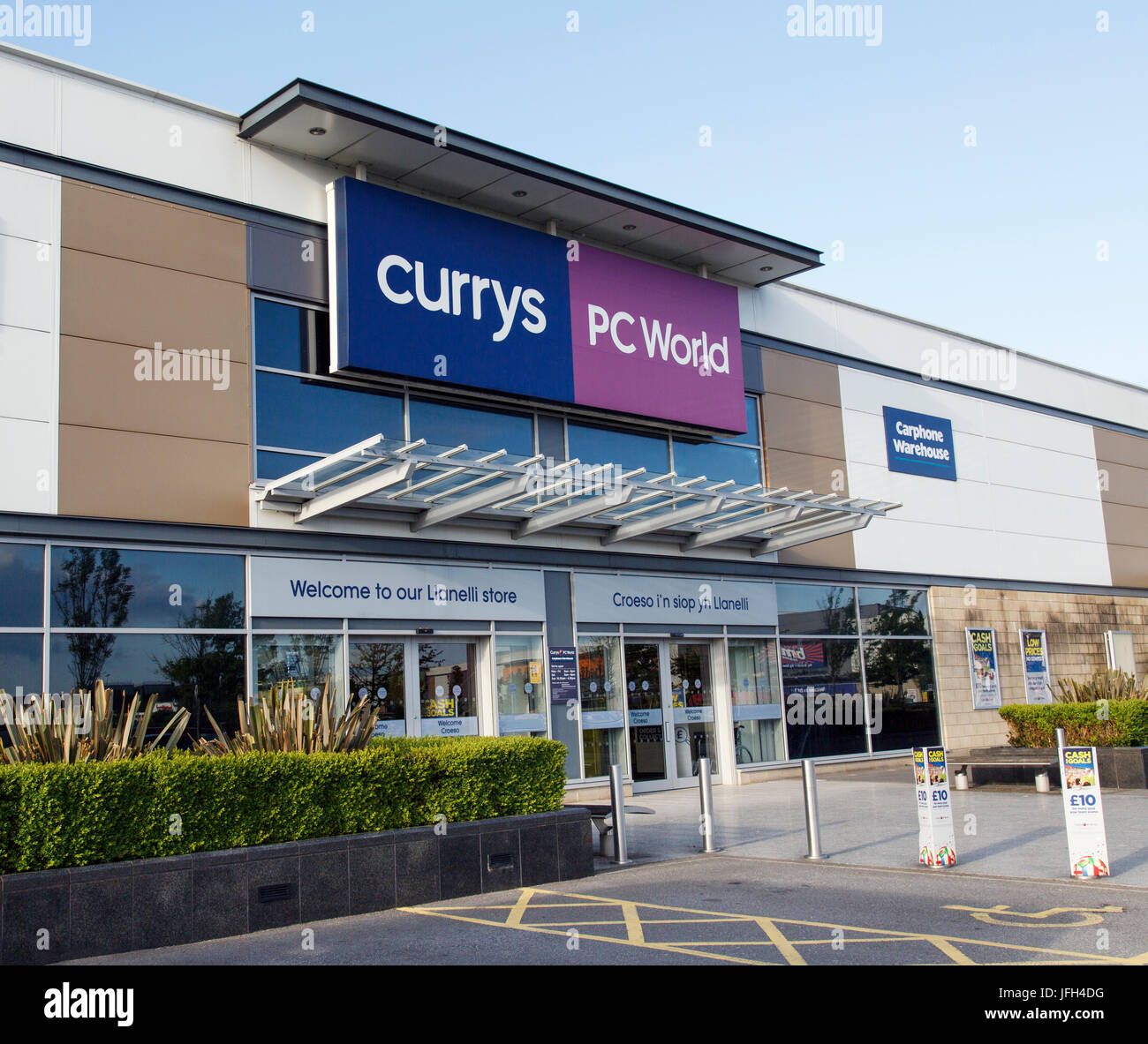 Shop currys electrical goods hi-res stock photography and images - Alamy
