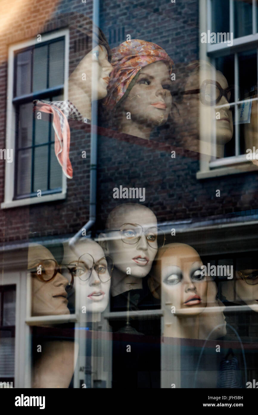 Second display hi-res stock photography and images - Alamy