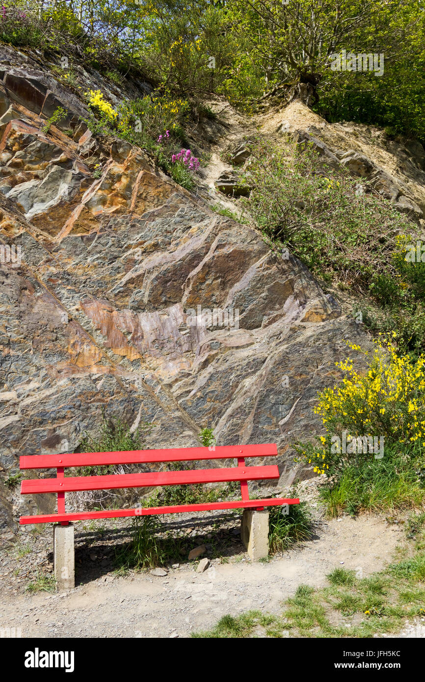 red bench at Rotweinwanderweg Stock Photo - Alamy