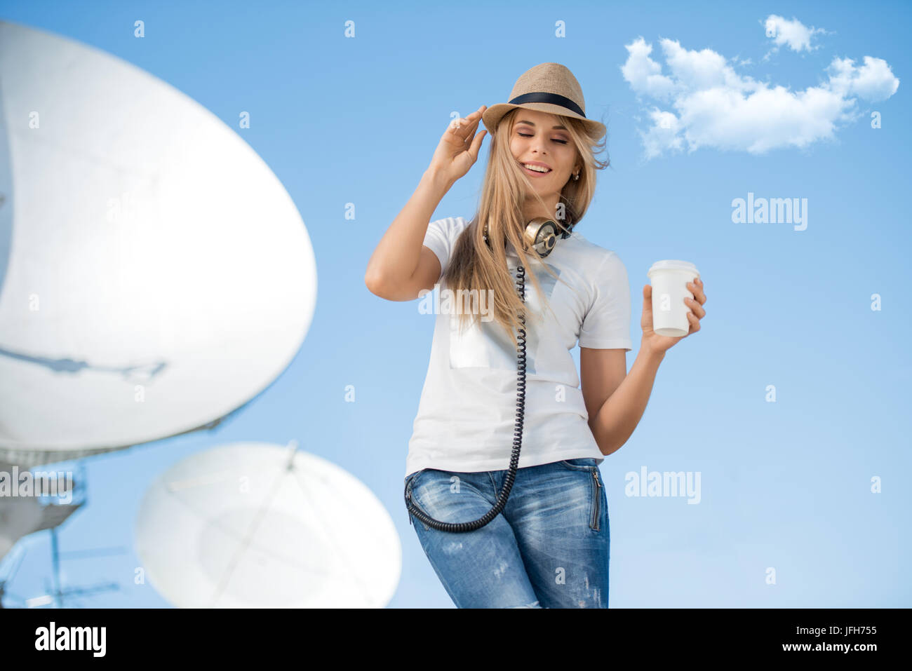 Broadcast wave hi-res stock photography and images - Alamy