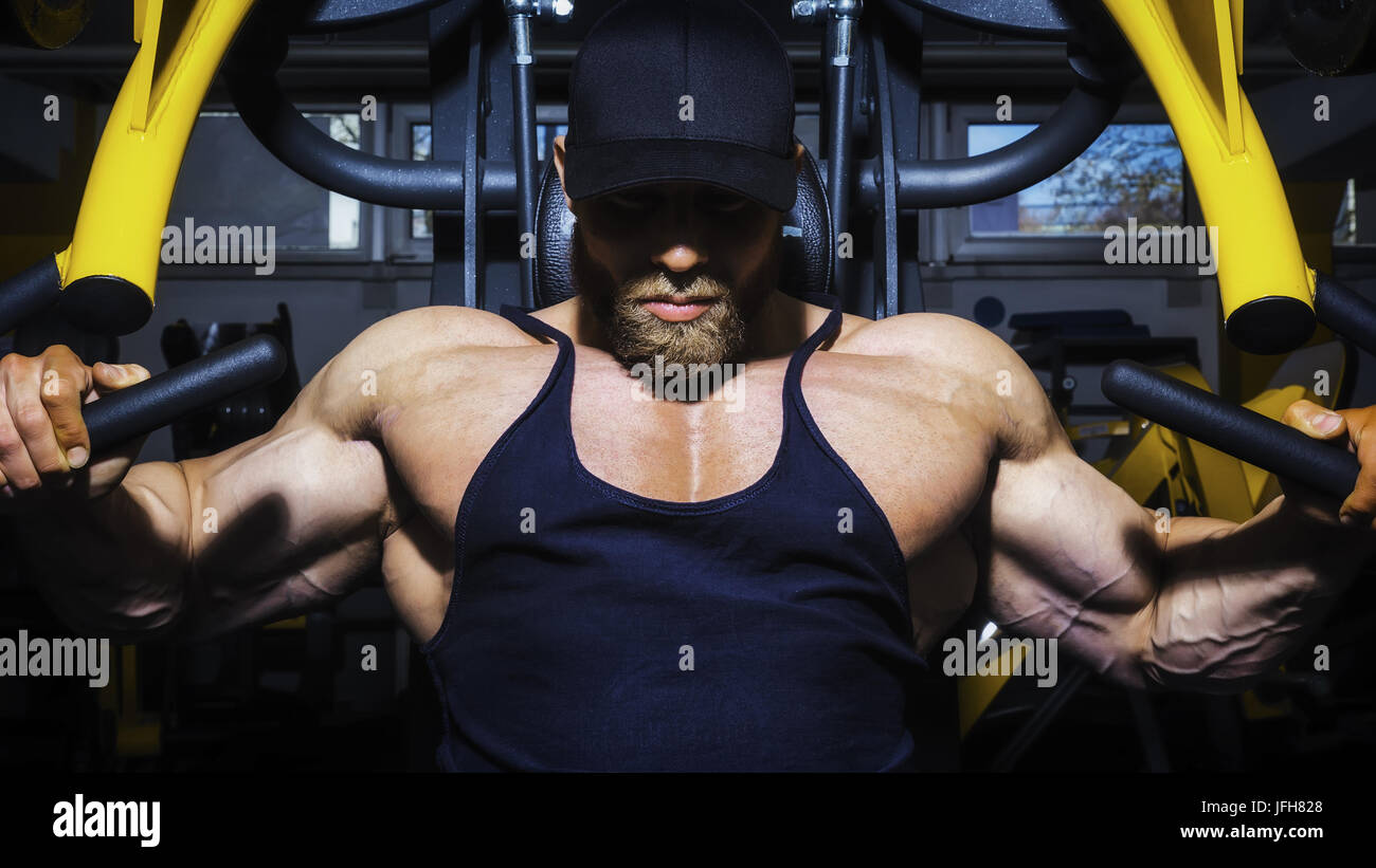 handsome bearded bodybuilding man Stock Photo - Alamy
