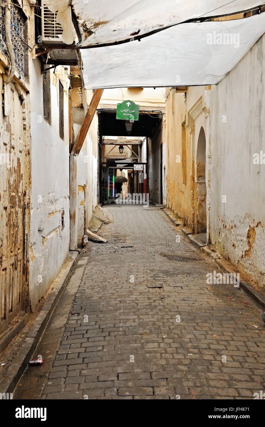 Alley of the Medina Fez Stock Photo - Alamy