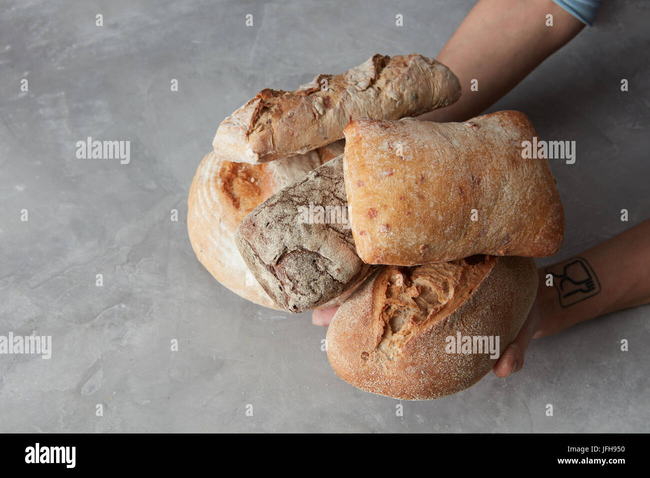 Hand holding loaf delicious hi-res stock photography and images - Alamy