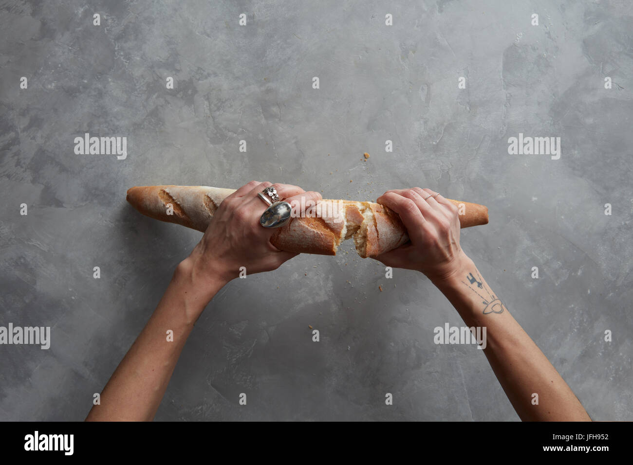 Breaking burger bun hi-res stock photography and images - Alamy