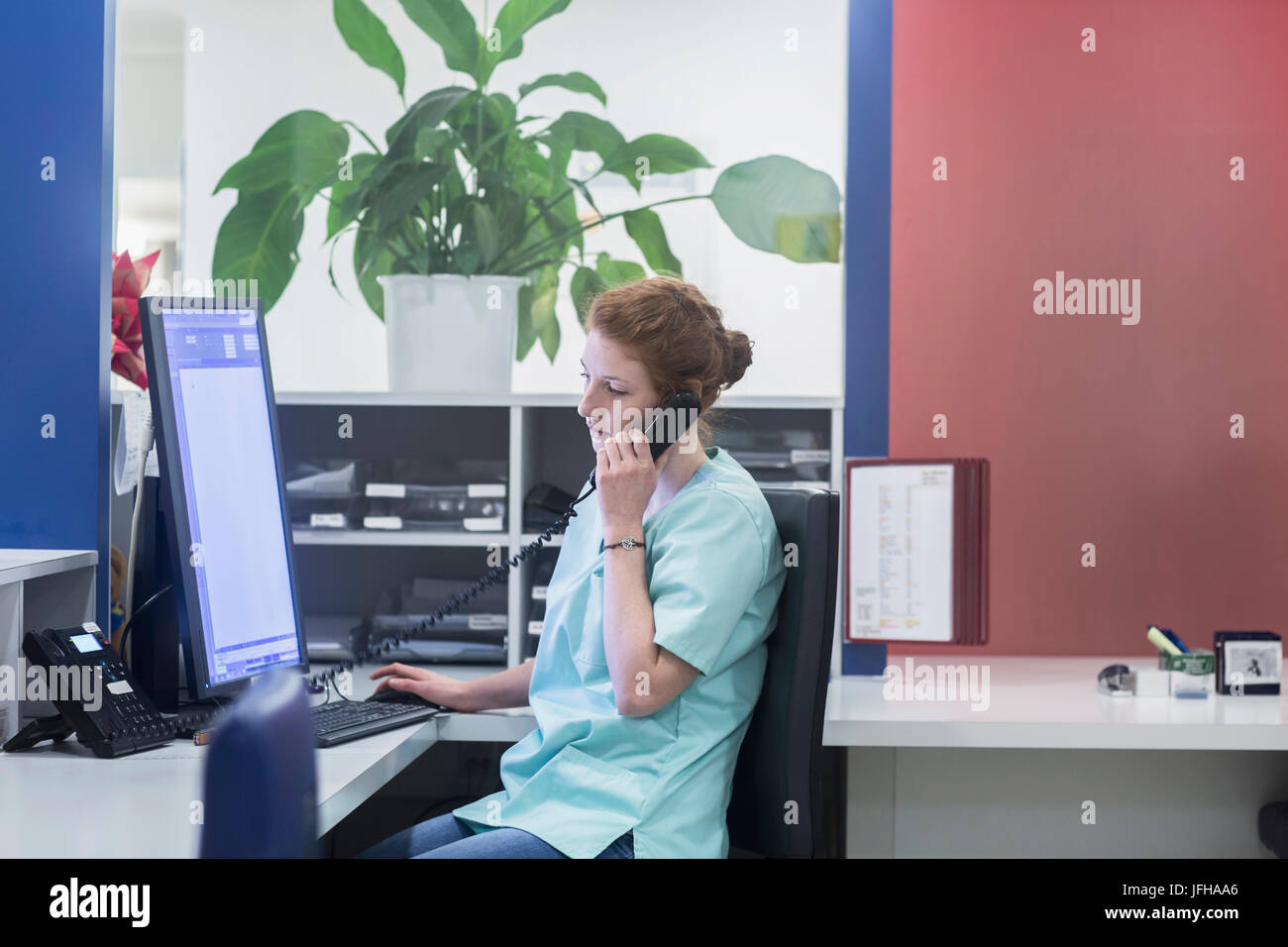 Nurse computer station hi-res stock photography and images - Alamy