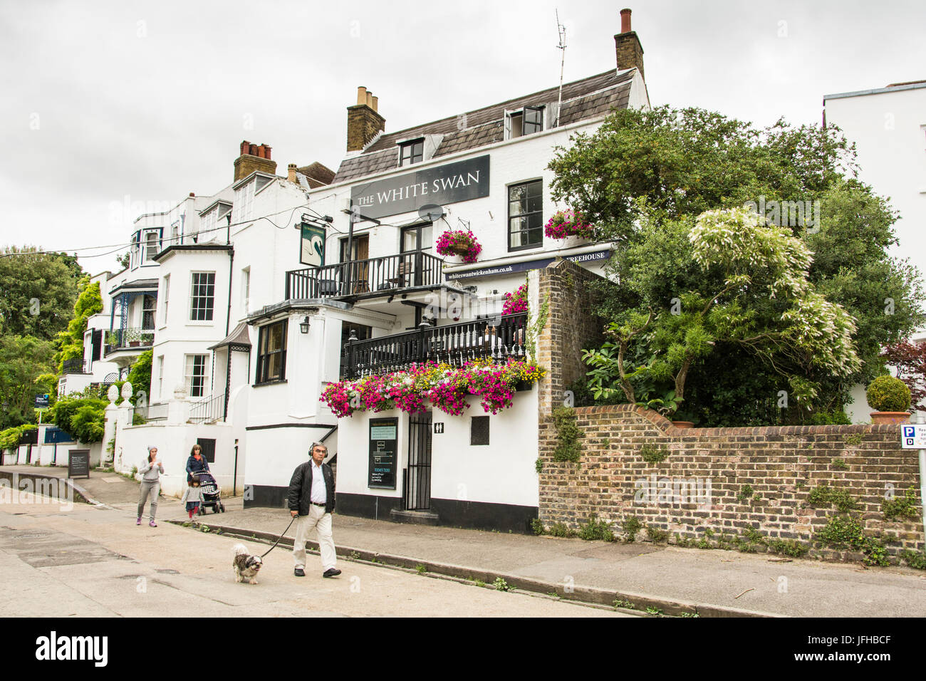 White swan pub riverside twickenham hi-res stock photography and images ...