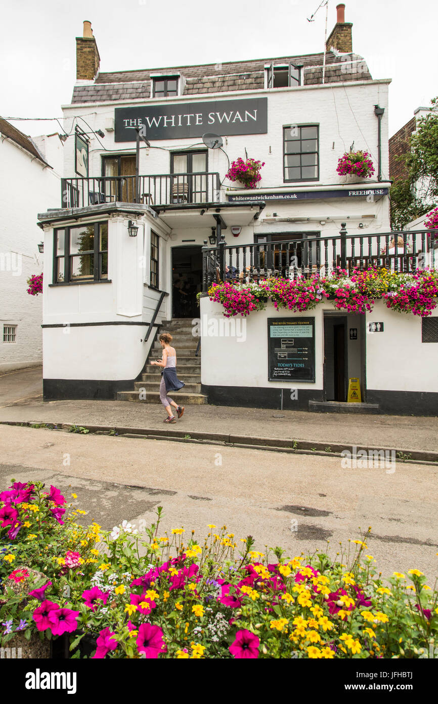 White swan pub riverside twickenham hi-res stock photography and images ...