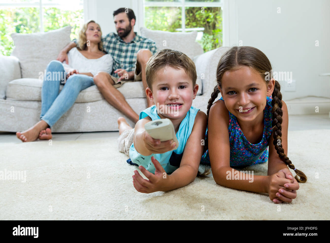 Siblings watching television hi-res stock photography and images - Alamy
