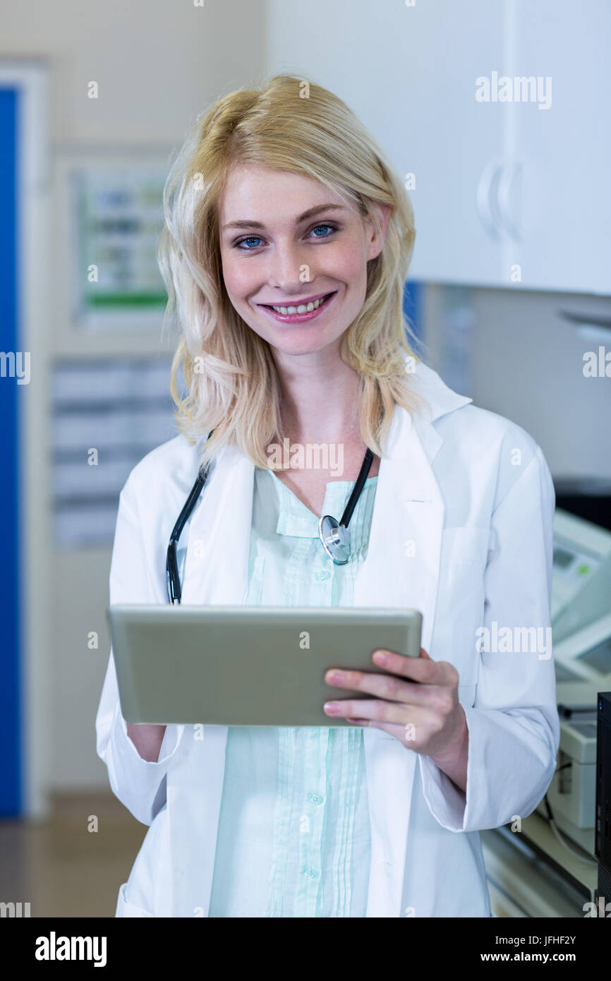 Portrait of woman vet smiling and holding a tablet Stock Photo - Alamy