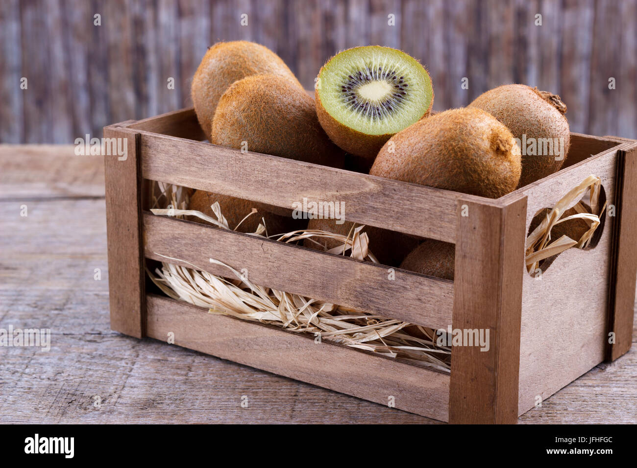 Box of fresh kiwi Stock Photo - Alamy