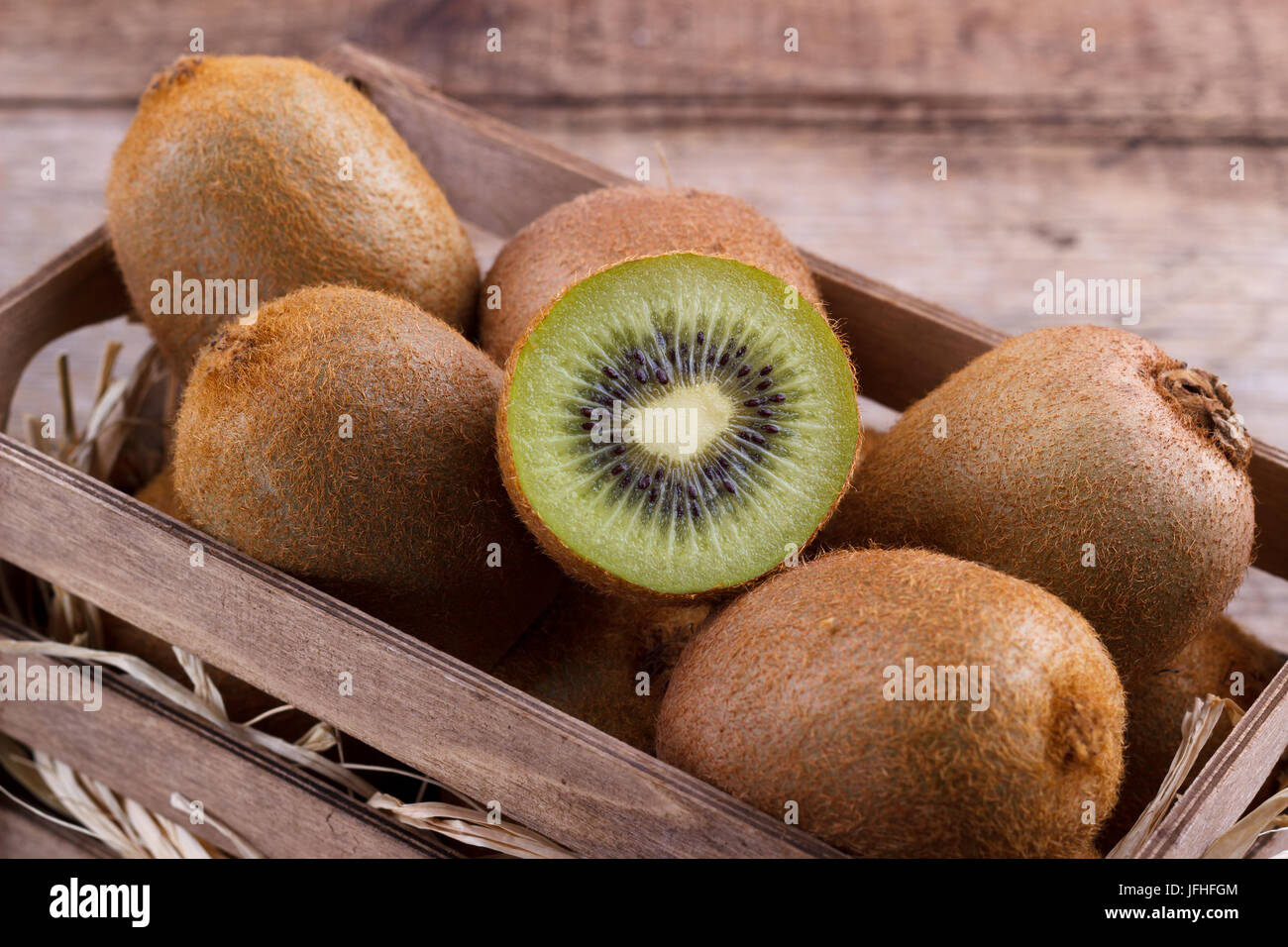 Box of fresh kiwi Stock Photo - Alamy