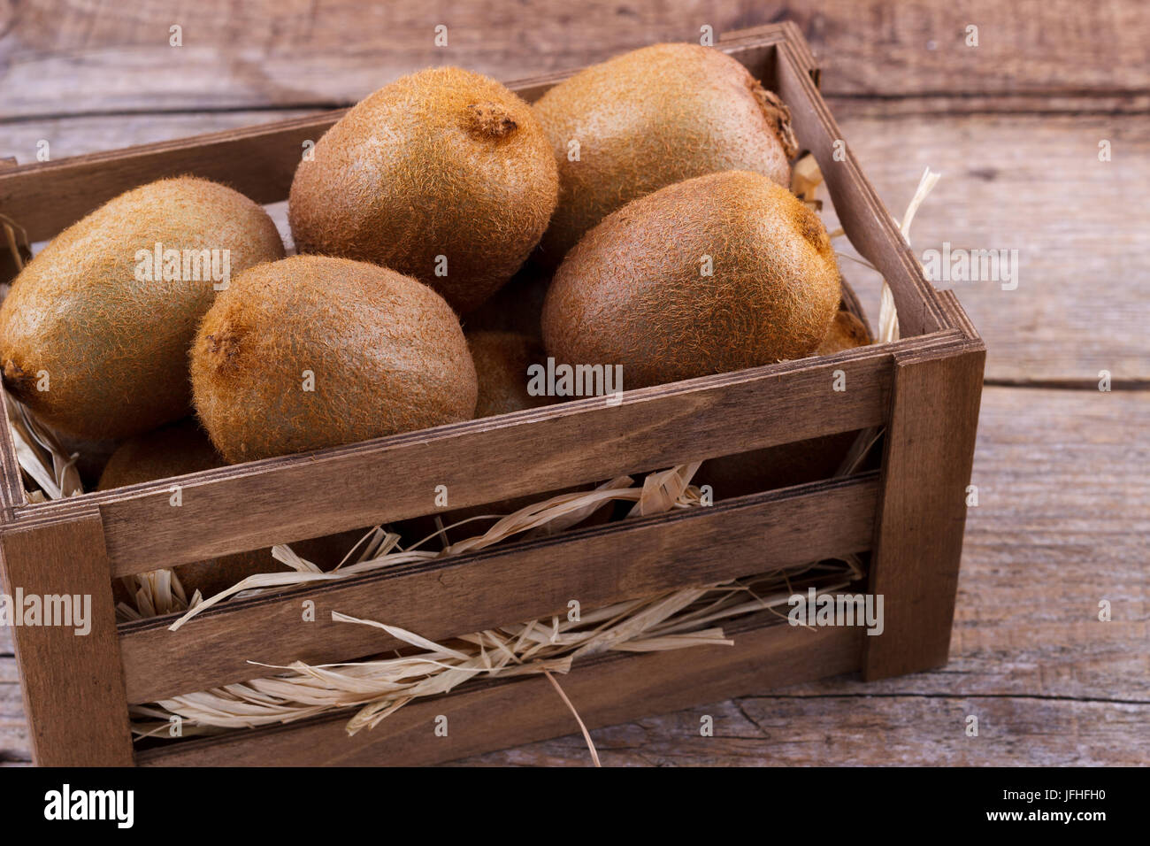 Box of fresh kiwi Stock Photo - Alamy