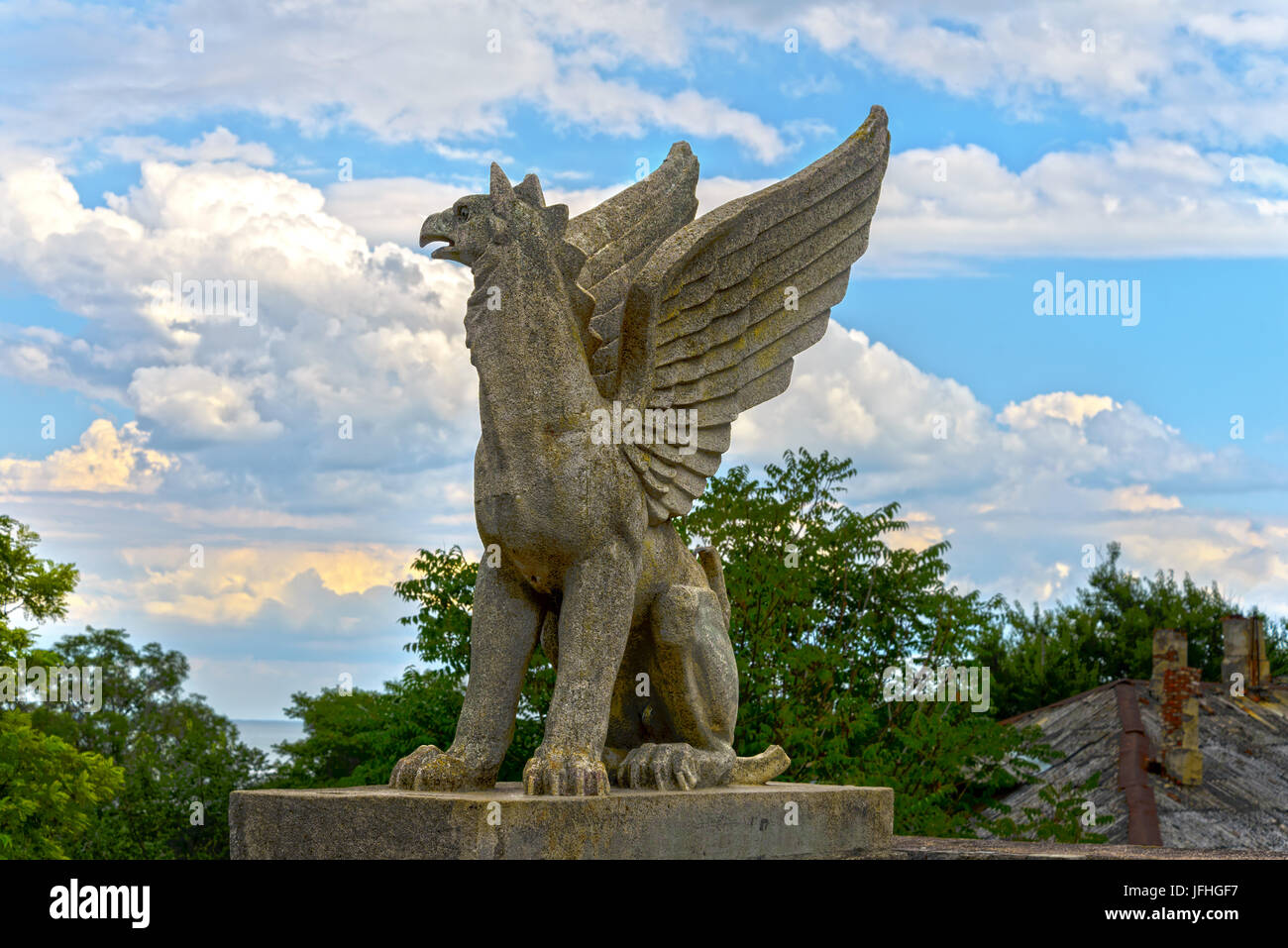 Griffin gryphon statue hi-res stock photography and images - Alamy