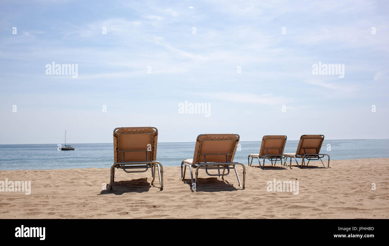 Four empty chairs shade hi-res stock photography and images - Alamy