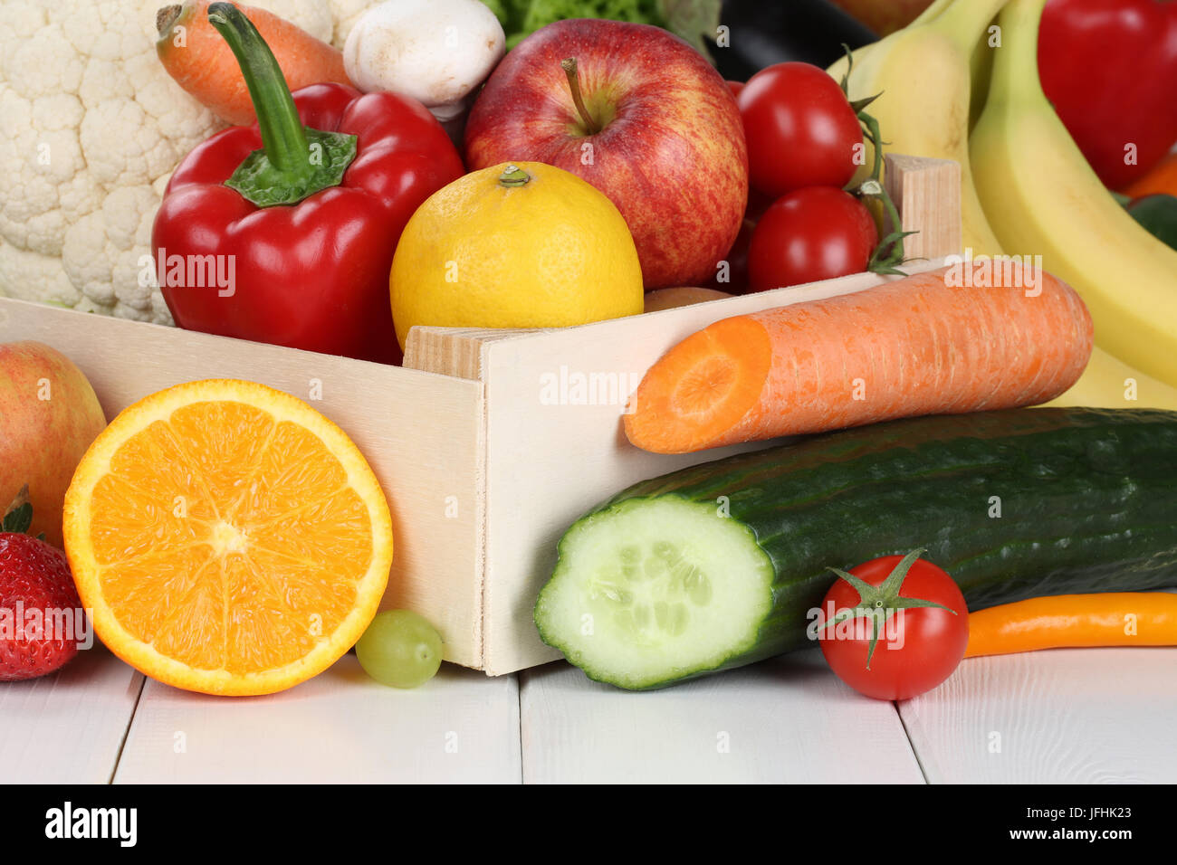 Obst, Früchte und Gemüse wie Orangen, Apfel in Kiste Stock Photo - Alamy