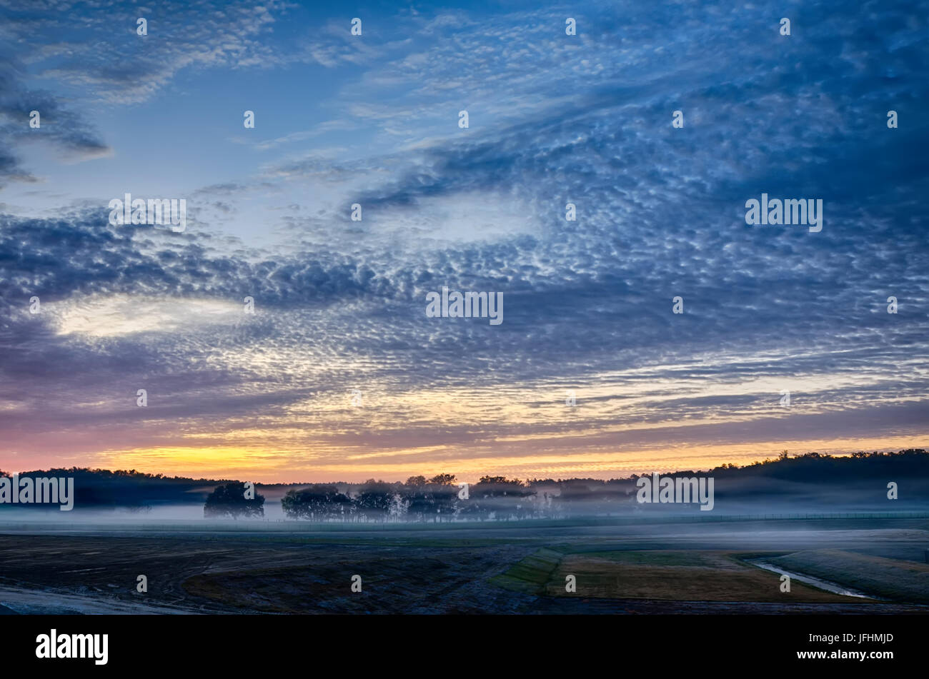 Sunrise over farm field hi-res stock photography and images - Alamy