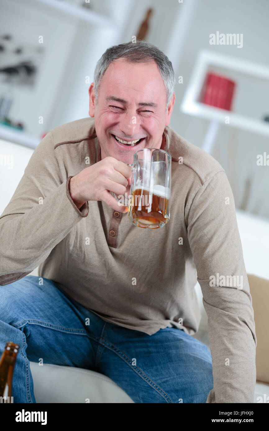 Man holding a pint hi-res stock photography and images - Alamy