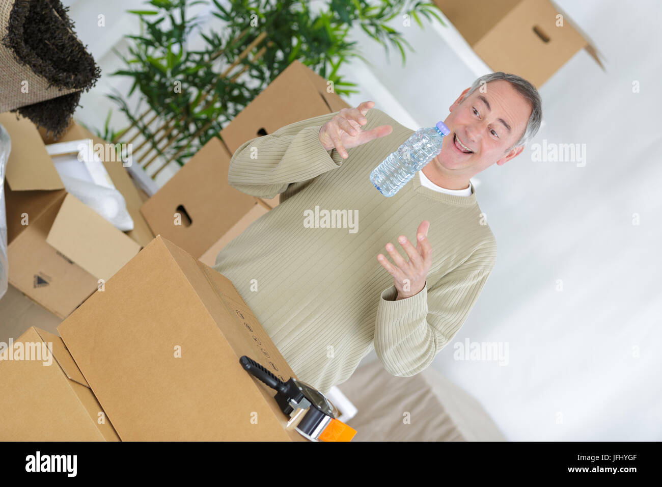 man packing boxes Stock Photo - Alamy