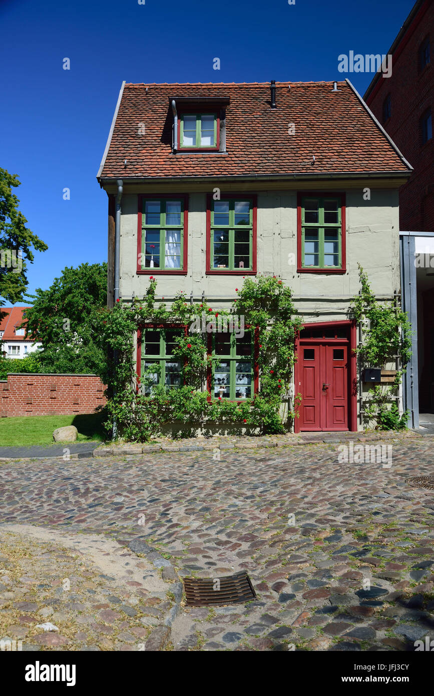 Small half timbered house hi-res stock photography and images - Alamy