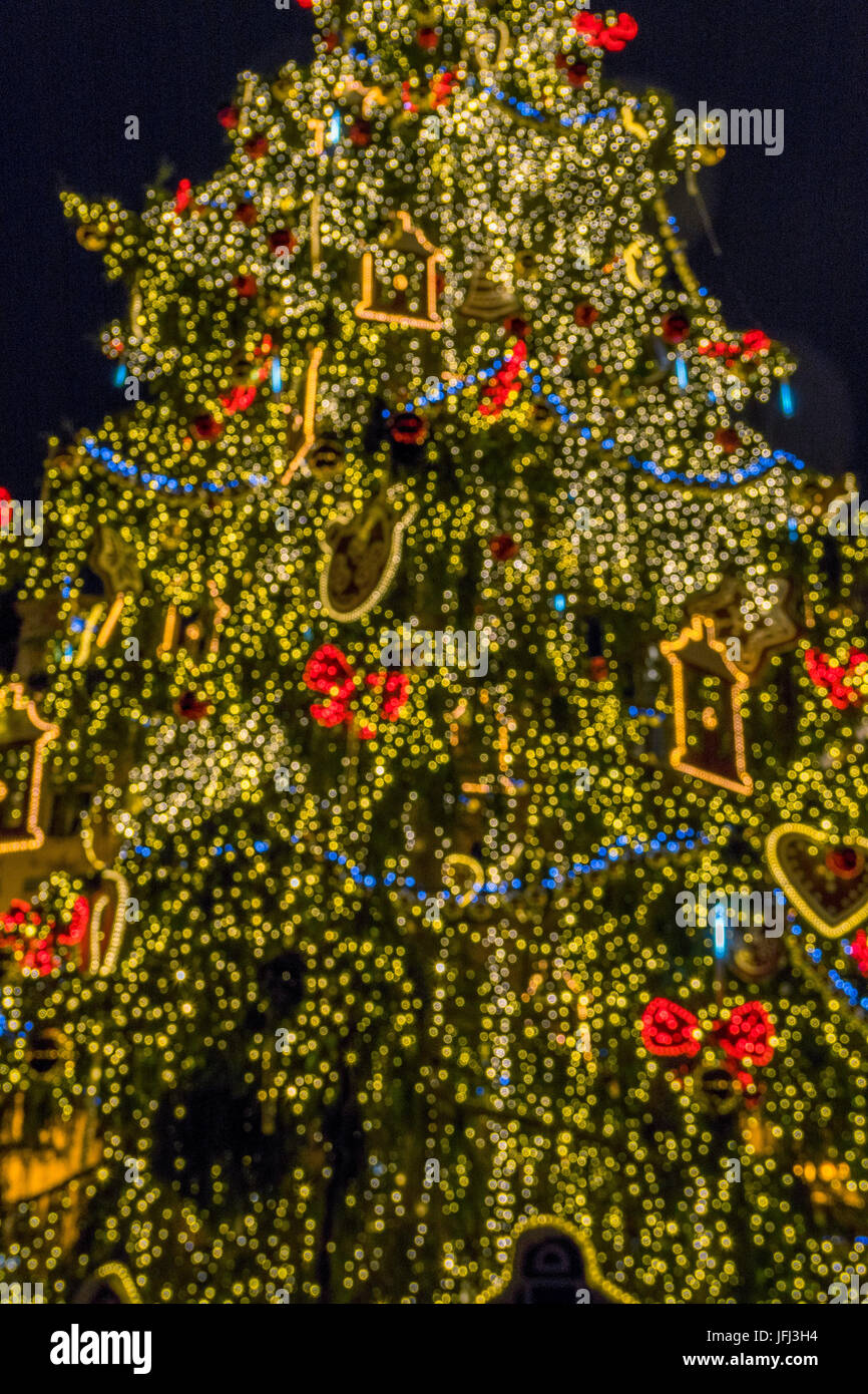 illuminated Christmas tree in the old town market in Prague, Czech ...