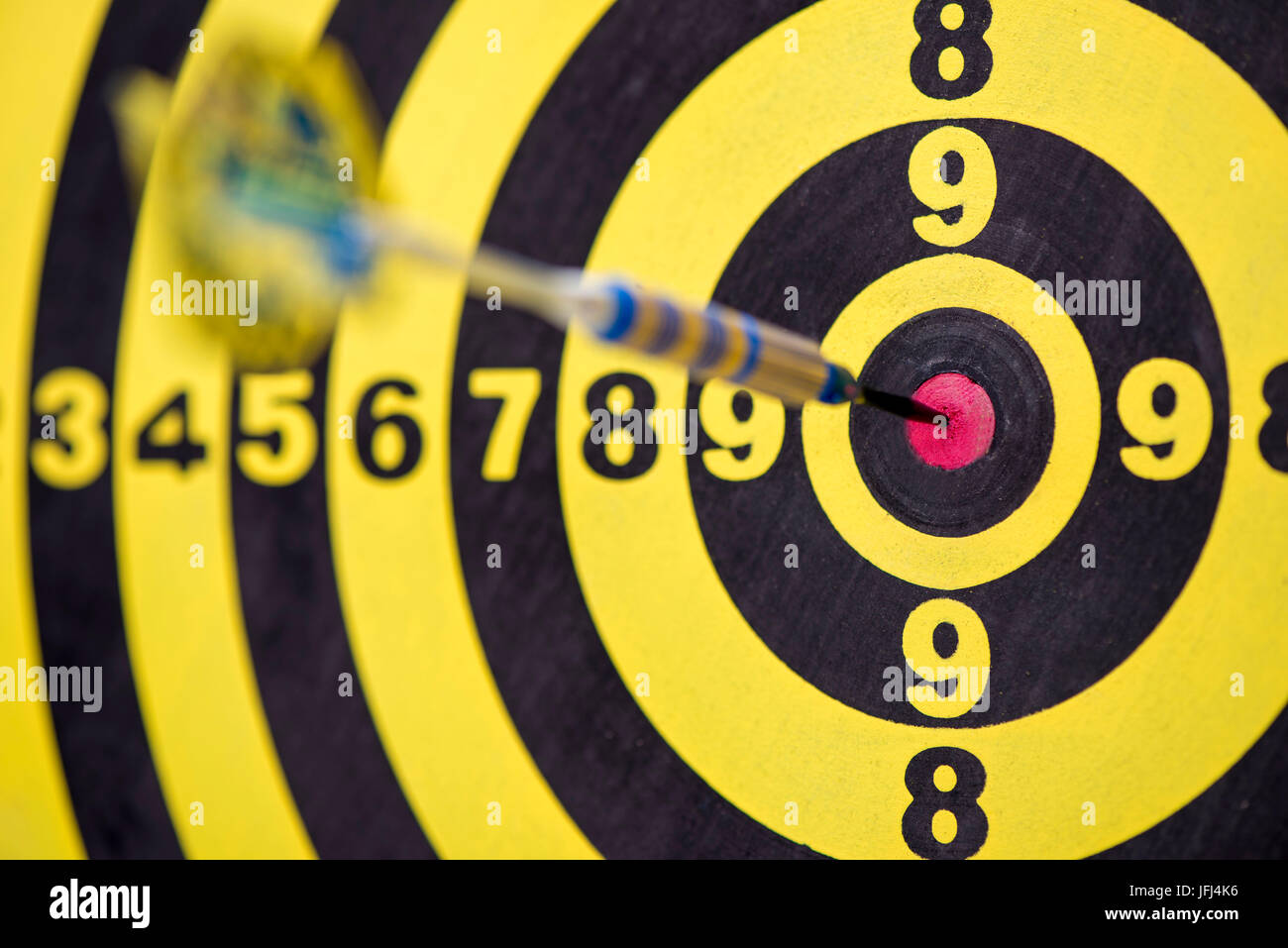 Arrow hits the target Stock Photo - Alamy